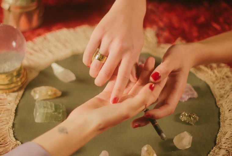 ¿Qué es la quiromancia y para qué sirve? - Plan B